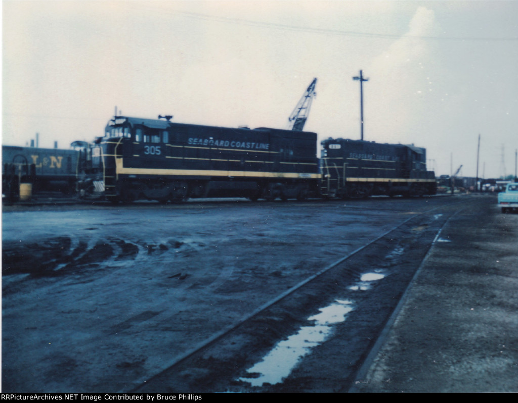 SCL GE U18B #305 and GP7 #861